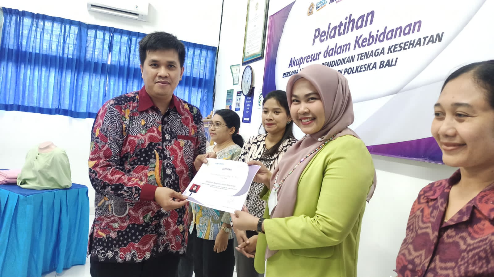 PELATIHAN AKUPRESUR DALAM KEBIDANAN RABU, 30 AGUSTUS 2023 - Politeknik ...